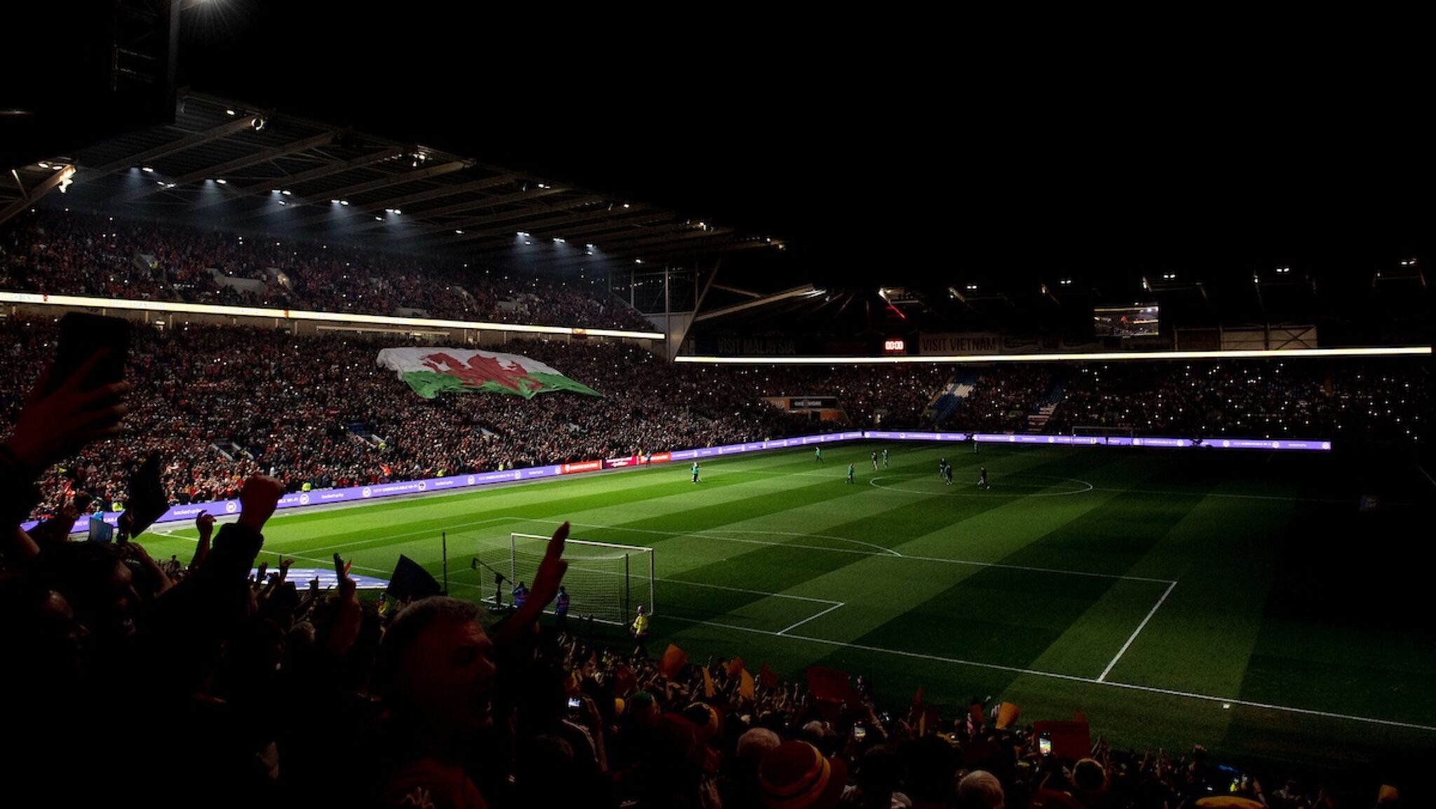 Watch the Music Video: Yma o Hyd by Dafydd Iwan, Ar Log and the Red ...